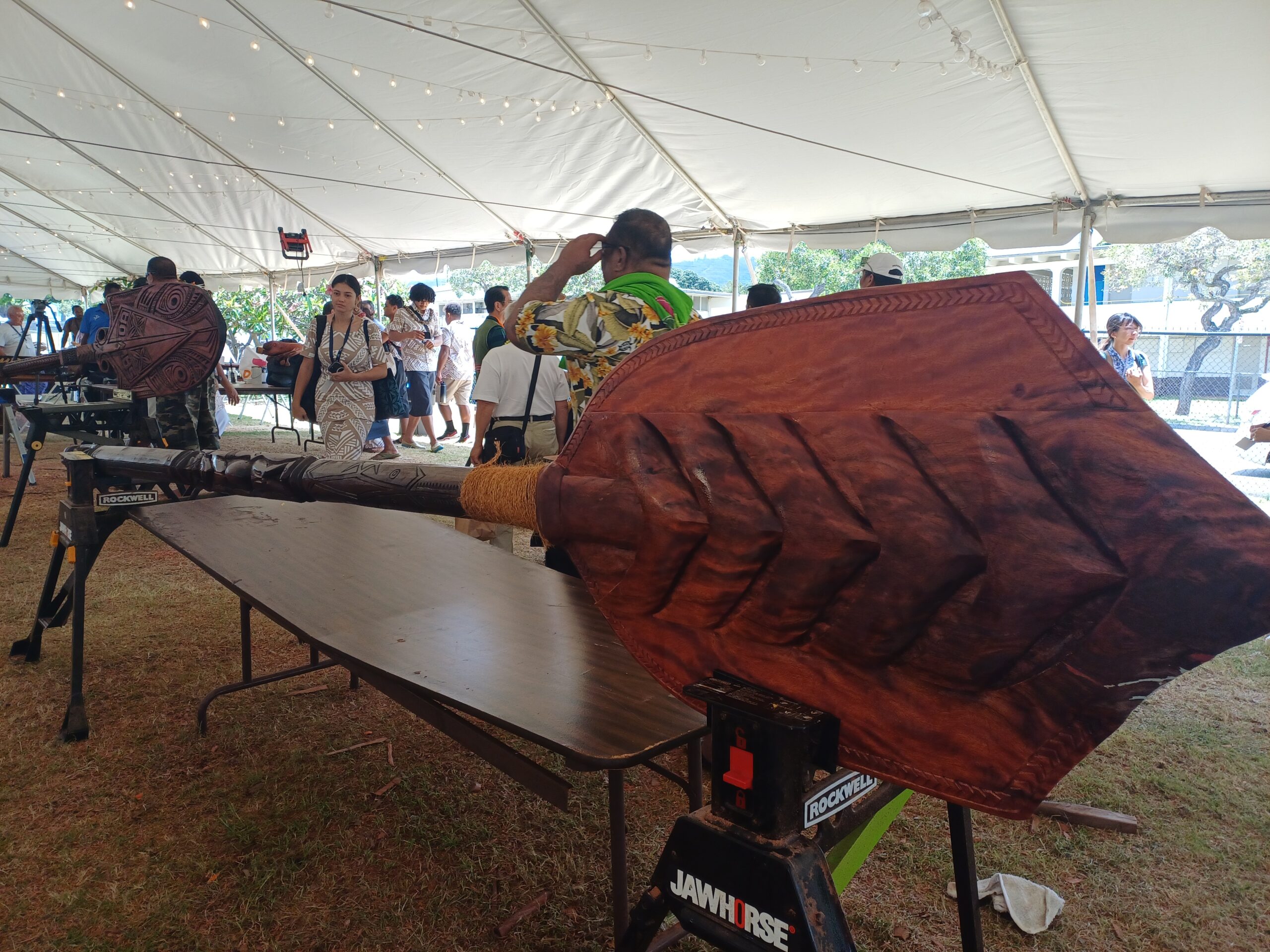 Solomon’s carved paddle touches Hawaiian elders at FestPAC closing