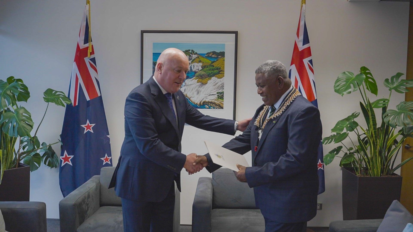 High Commissioner Ishmael Avui Presents Letter of Introduction to New ...